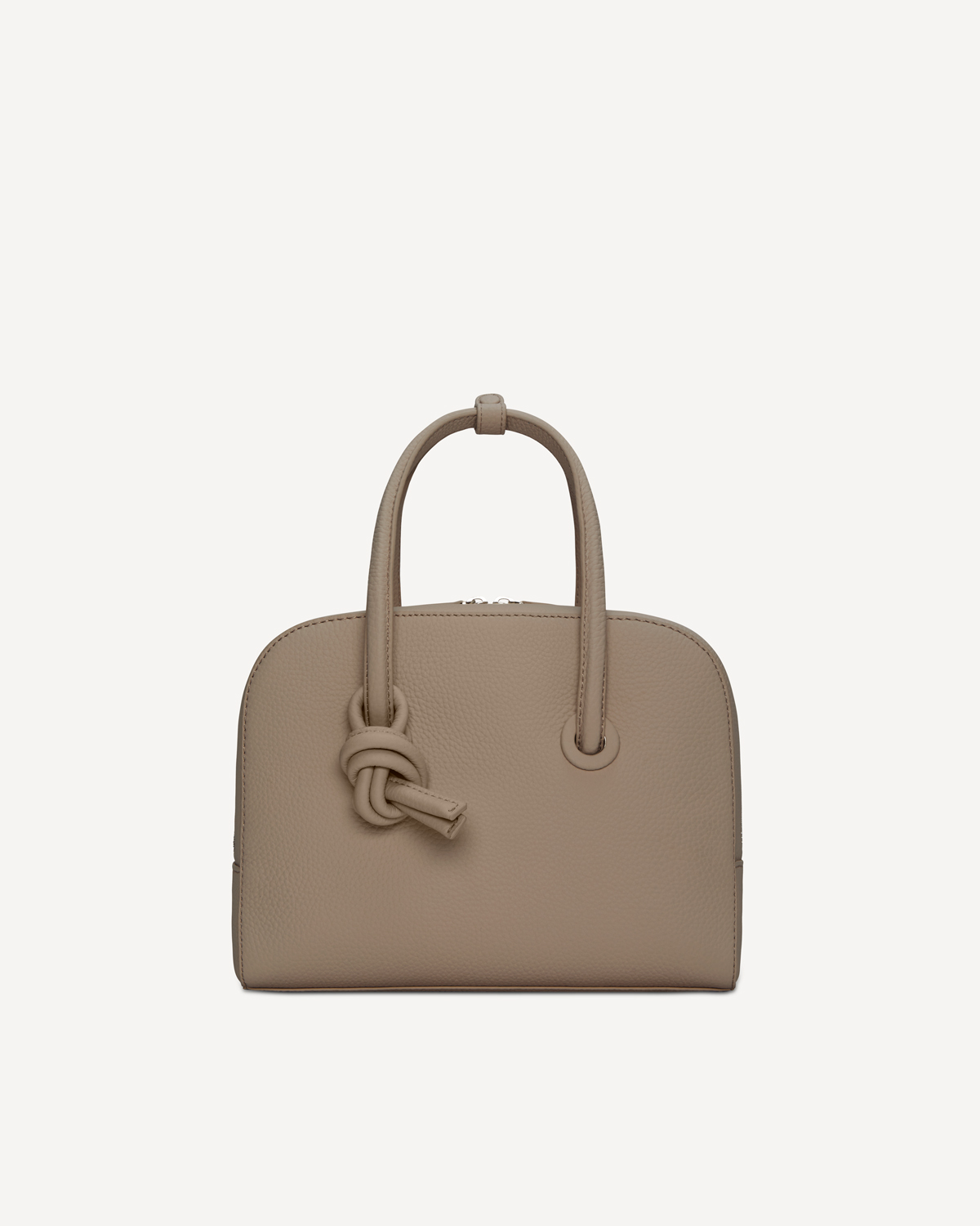 どんなコートにもぴったりなじむ【VASICのバッグ】人気シリーズに新色が登場！ | GISELe(ジゼル)